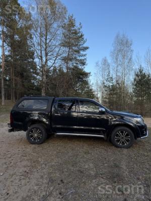 Black Toyota Hilux 2011 in Riga, with an engine capacity of 3.00 L and mileage of 317 thousand km for 10000 €, photo 4 on AUTOMOTO.COM.LV