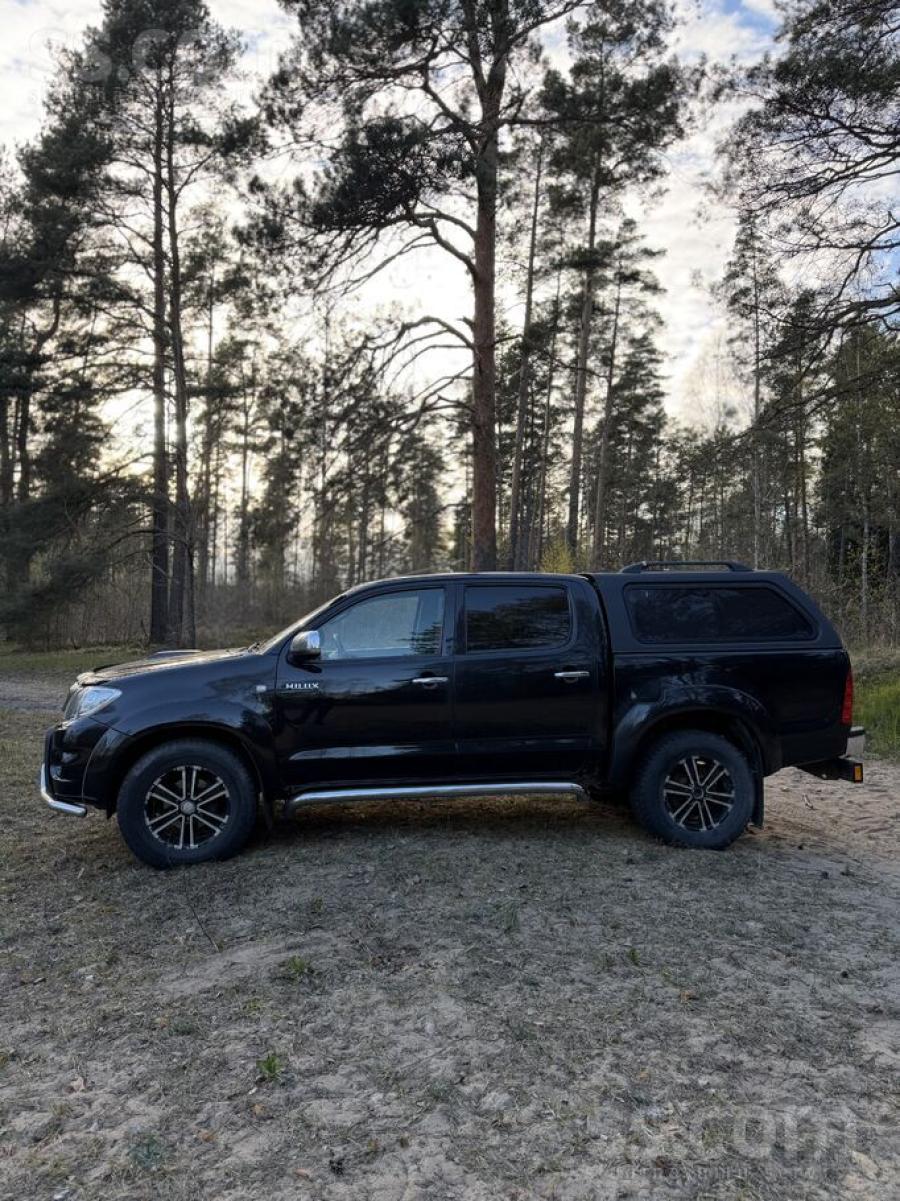 Black Toyota Hilux 2011 in Riga, with an engine capacity of 3.00 L and mileage of 317 thousand km for 10000 €, photo 5 on AUTOMOTO.COM.LV