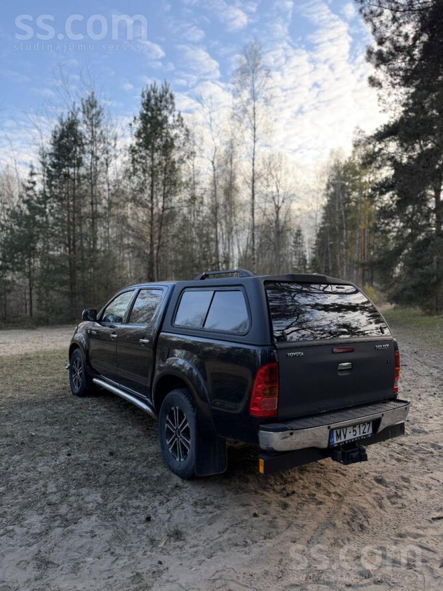 Black Toyota Hilux 2011 in Riga, with an engine capacity of 3.00 L and mileage of 317 thousand km for 10000 €, photo 6 on AUTOMOTO.COM.LV