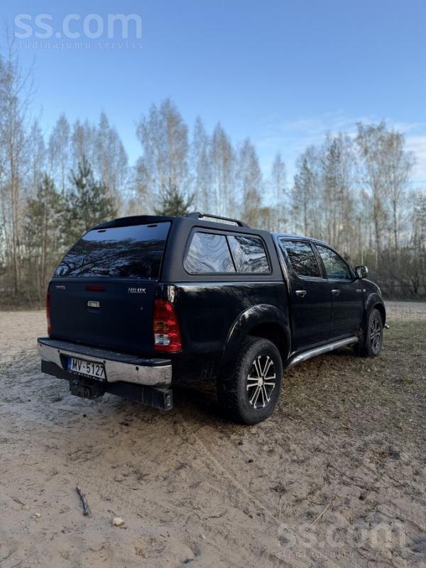 Black Toyota Hilux 2011 in Riga, with an engine capacity of 3.00 L and mileage of 317 thousand km for 10000 €, photo 6 on AUTOMOTO.COM.LV