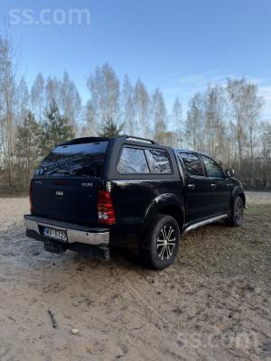 Black Toyota Hilux 2011 in Riga, with an engine capacity of 3.00 L and mileage of 317 thousand km for 10000 €, photo 7 on AUTOMOTO.COM.LV