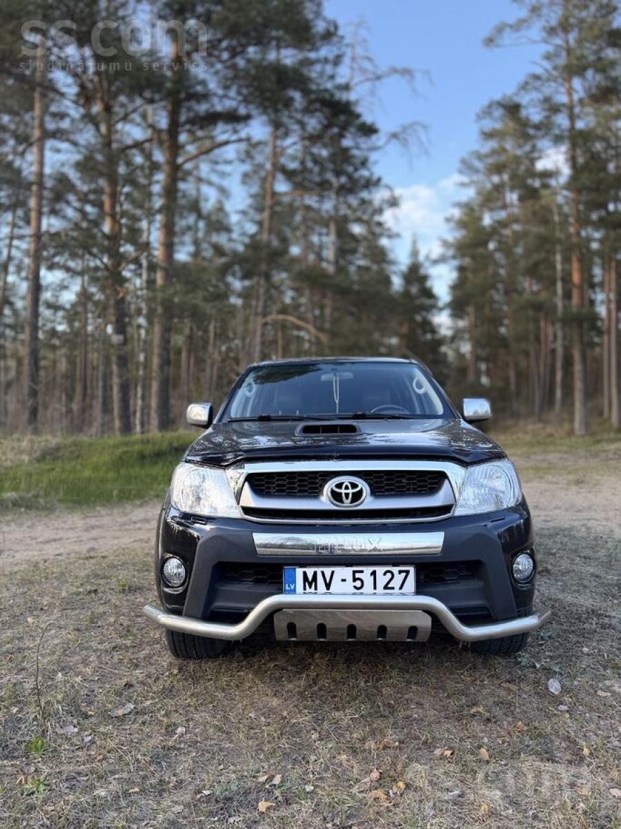 Black Toyota Hilux 2011 in Riga, with an engine capacity of 3.00 L and mileage of 317 thousand km for 10000 €, photo 9 on AUTOMOTO.COM.LV