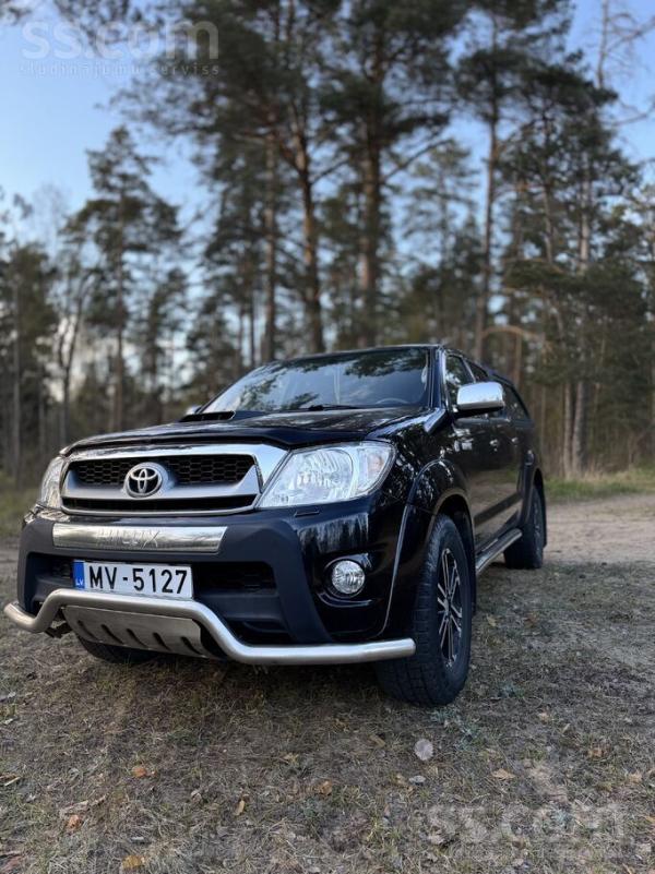 Black Toyota Hilux 2011 in Riga, with an engine capacity of 3.00 L and mileage of 317 thousand km for 10000 €, photo 9 on AUTOMOTO.COM.LV