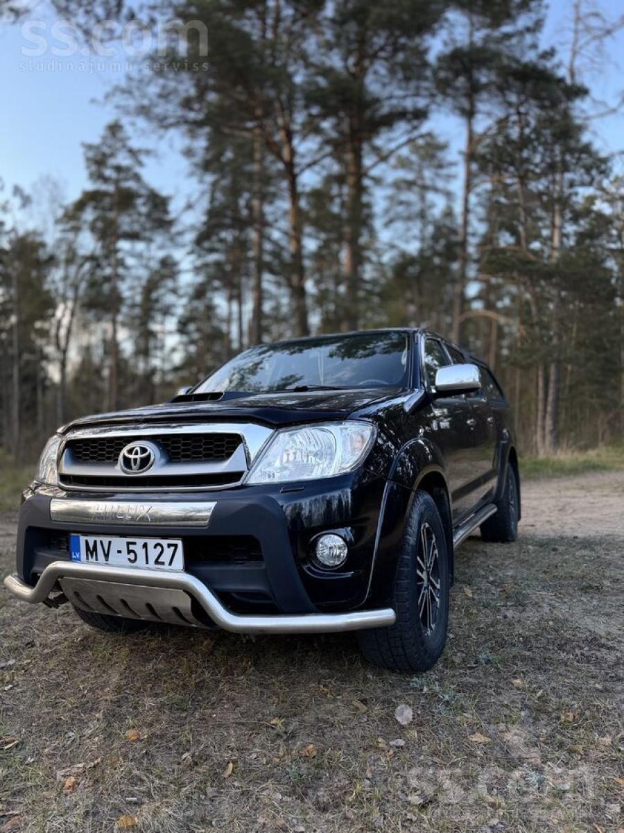 Black Toyota Hilux 2011 in Riga, with an engine capacity of 3.00 L and mileage of 317 thousand km for 10000 €, photo 10 on AUTOMOTO.COM.LV