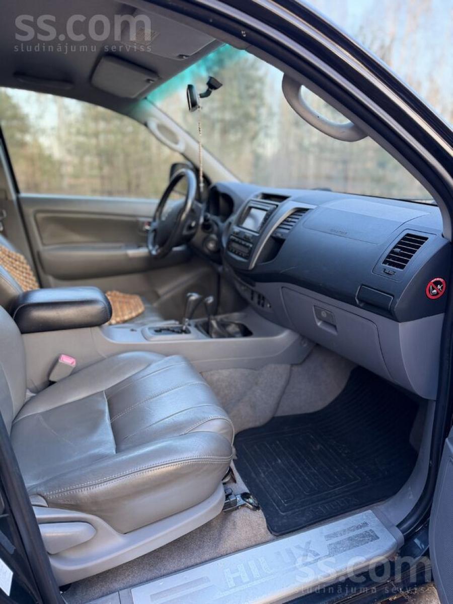 Black Toyota Hilux 2011 in Riga, with an engine capacity of 3.00 L and mileage of 317 thousand km for 10000 €, photo 16 on AUTOMOTO.COM.LV