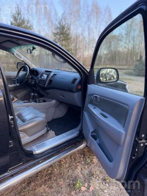 Black Toyota Hilux 2011 in Riga, with an engine capacity of 3.00 L and mileage of 317 thousand km for 10000 €, photo 17 on AUTOMOTO.COM.LV