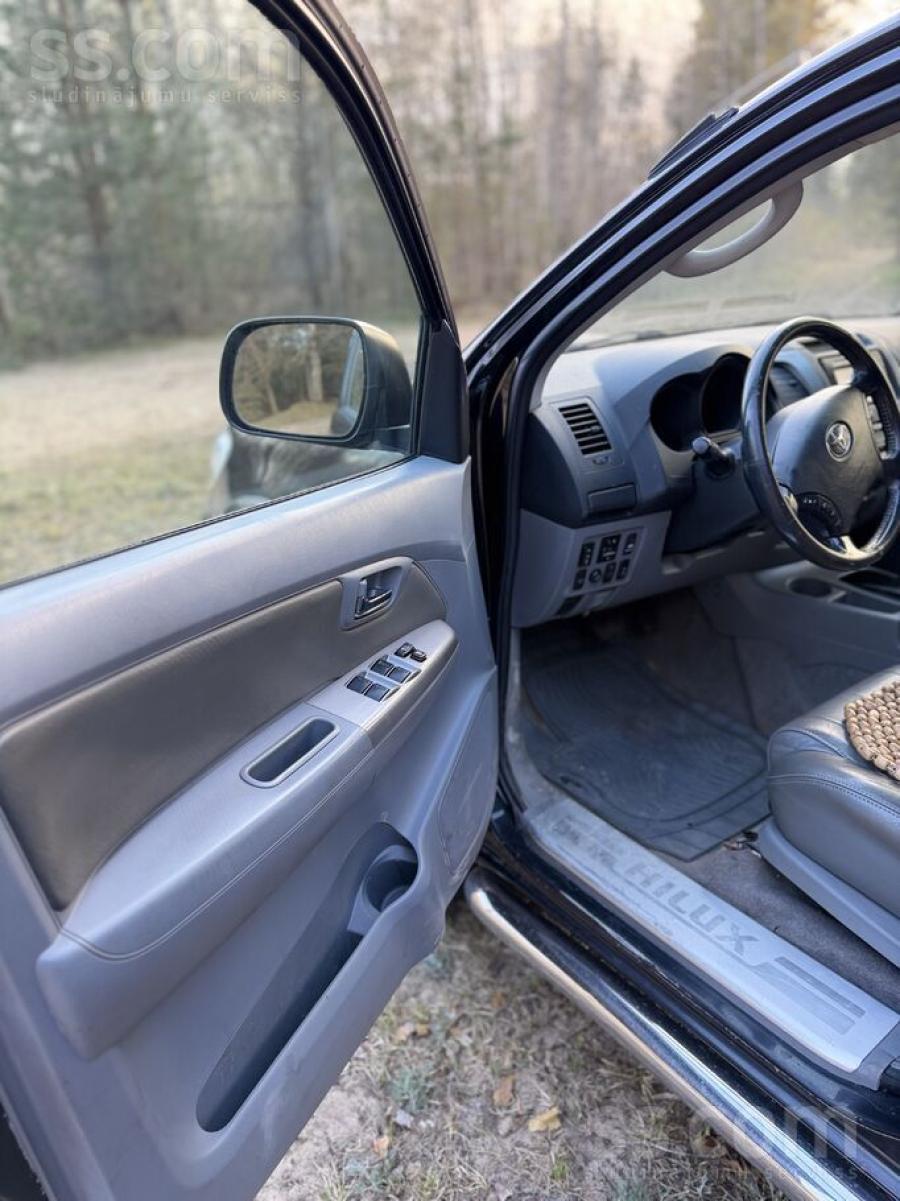 Black Toyota Hilux 2011 in Riga, with an engine capacity of 3.00 L and mileage of 317 thousand km for 10000 €, photo 19 on AUTOMOTO.COM.LV