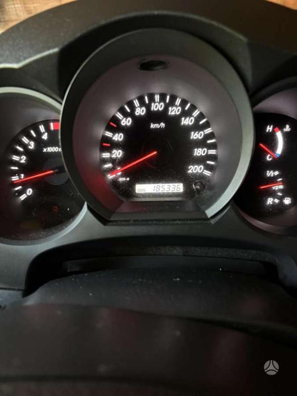 Melns Toyota Hilux 2011 Kaišiadorys, ar dzinēja tilpumu 2.98 L un nobraukumu 185 tūkst. km par 13600 €, foto 5 vietnē AUTOMOTO.COM.LV