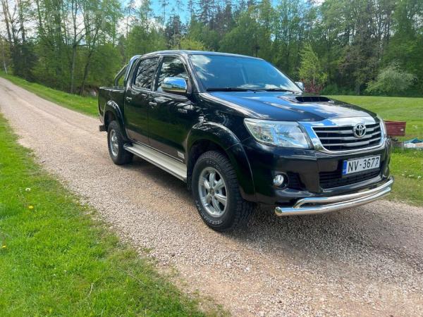 Black Toyota Hilux 2013 in Ogre, with an engine capacity of 3.00 L and mileage of 202 thousand km for 15600 €, photo 1 on AUTOMOTO.COM.LV