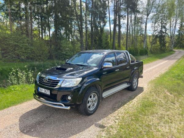 Black Toyota Hilux 2013 in Ogre, with an engine capacity of 3.00 L and mileage of 202 thousand km for 15600 €, photo 2 on AUTOMOTO.COM.LV