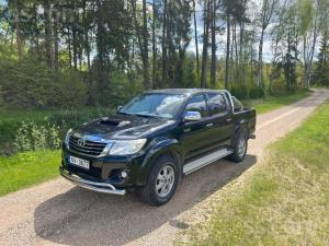 Black Toyota Hilux 2013 in Ogre, with an engine capacity of 3.00 L and mileage of 202 thousand km for 12100 €, photo 2 on AUTOMOTO.COM.LV