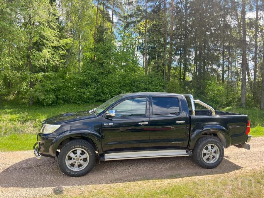 Black Toyota Hilux 2013 in Ogre, with an engine capacity of 3.00 L and mileage of 202 thousand km for 12100 €, photo 3 on AUTOMOTO.COM.LV
