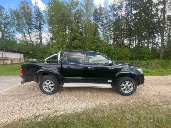 Black Toyota Hilux 2013 in Ogre, with an engine capacity of 3.00 L and mileage of 202 thousand km for 15600 €, photo 4 on AUTOMOTO.COM.LV