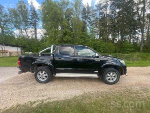 Black Toyota Hilux 2013 in Ogre, with an engine capacity of 3.00 L and mileage of 202 thousand km for 12100 €, photo 4 on AUTOMOTO.COM.LV