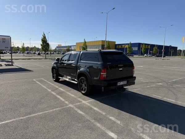 Black Toyota Hilux 2015 in Riga, with an engine capacity of 3.00 L and mileage of 279 thousand km for 16500 €, photo 4 on AUTOMOTO.COM.LV