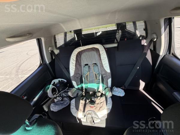 Black Toyota Hilux 2015 in Riga, with an engine capacity of 3.00 L and mileage of 279 thousand km for 16500 €, photo 10 on AUTOMOTO.COM.LV