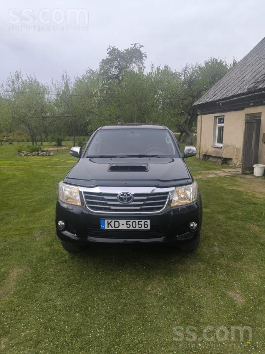 Black Toyota Hilux 2015 in Liepaja, with an engine capacity of 2.50 L and mileage of 132 thousand km for 17500 €, photo 1 on AUTOMOTO.COM.LV