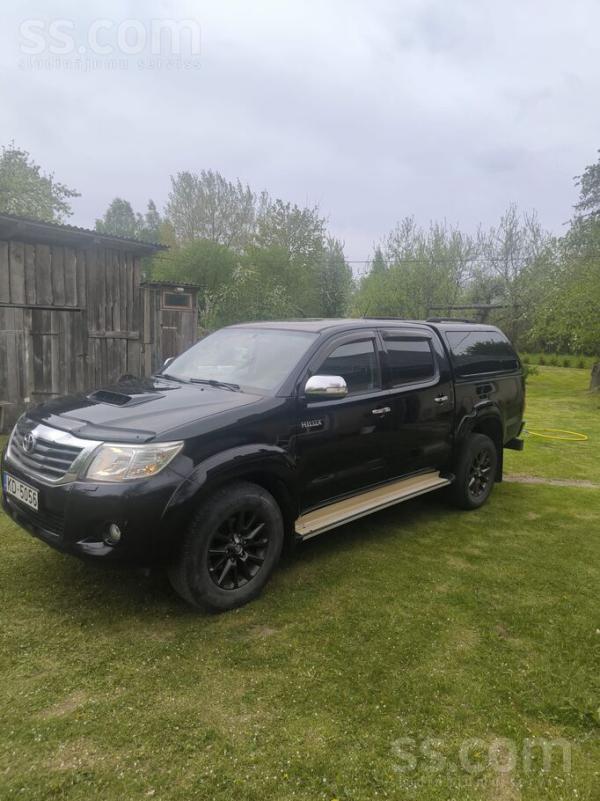 Black Toyota Hilux 2015 in Liepaja, with an engine capacity of 2.50 L and mileage of 132 thousand km for 17500 €, photo 2 on AUTOMOTO.COM.LV