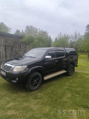 Black Toyota Hilux 2015 in Liepaja, with an engine capacity of 2.50 L and mileage of 132 thousand km for 17500 €, photo 3 on AUTOMOTO.COM.LV