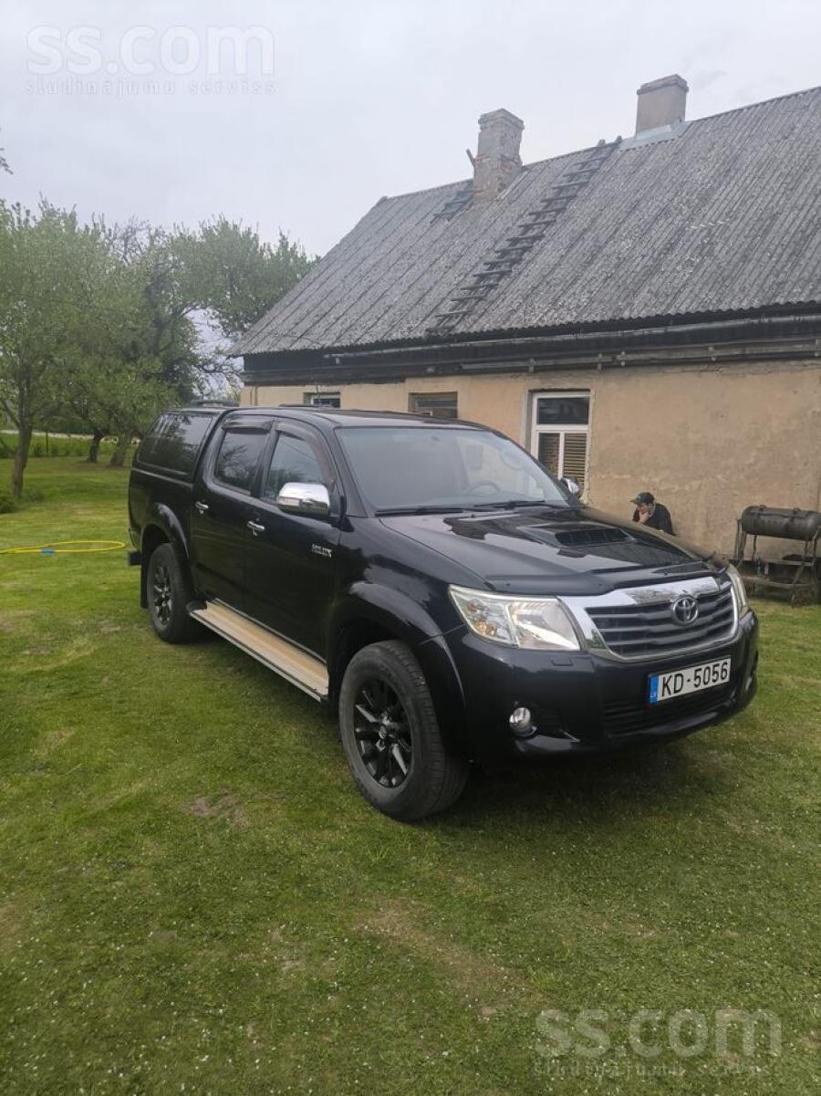 Black Toyota Hilux 2015 in Liepaja, with an engine capacity of 2.50 L and mileage of 132 thousand km for 17500 €, photo 4 on AUTOMOTO.COM.LV