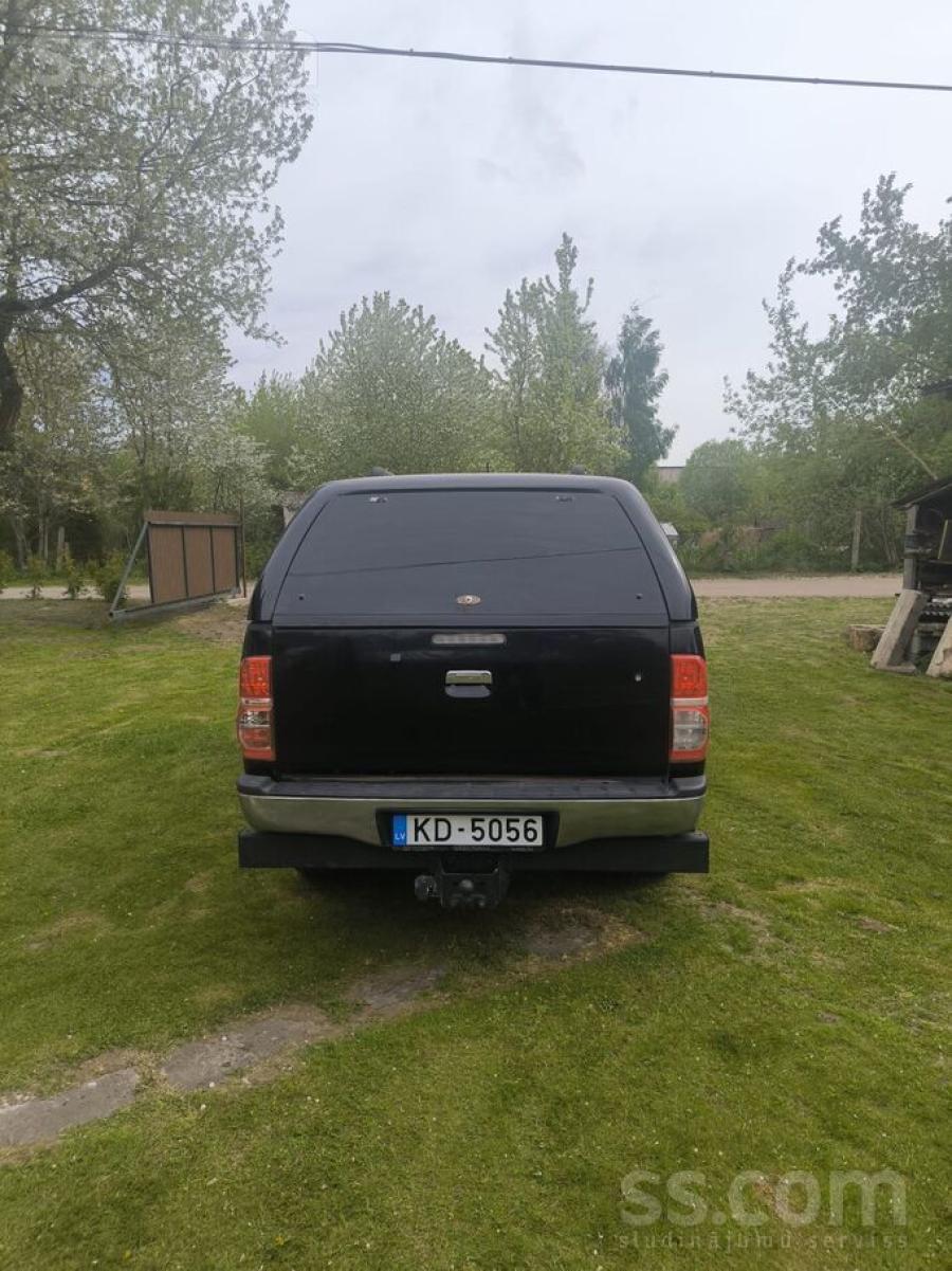 Black Toyota Hilux 2015 in Liepaja, with an engine capacity of 2.50 L and mileage of 132 thousand km for 17500 €, photo 6 on AUTOMOTO.COM.LV