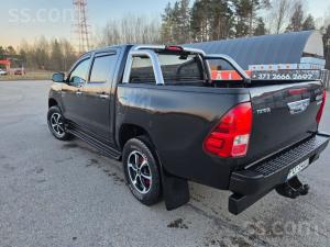 Melns Toyota Hilux 2017 Valmiera, ar dzinēja tilpumu 3.00 L un nobraukumu 131 tūkst. km par 22000 €, foto 4 vietnē AUTOMOTO.COM.LV