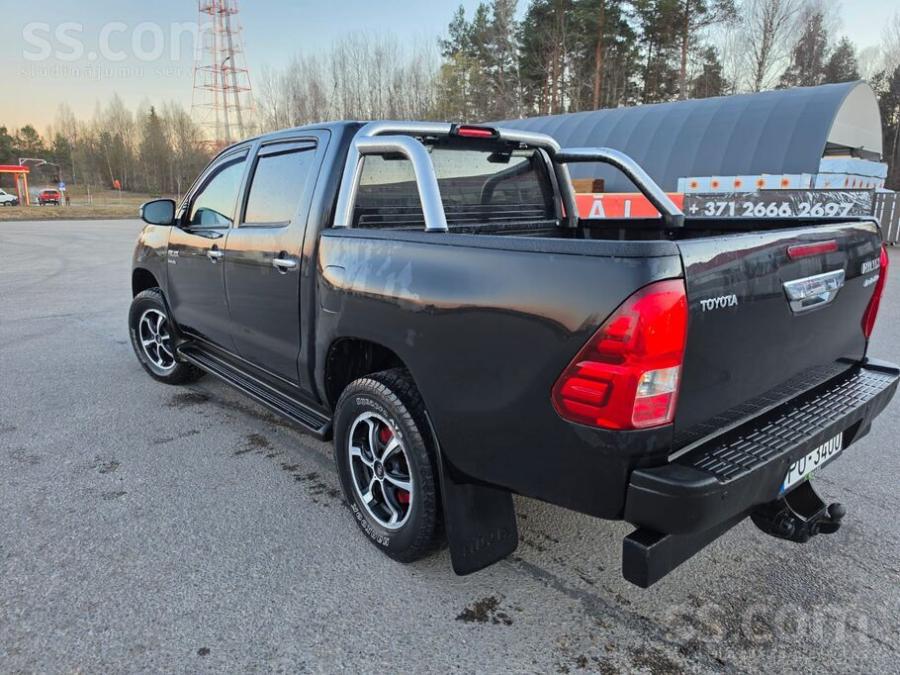 Melns Toyota Hilux 2017 Valmiera, ar dzinēja tilpumu 3.00 L un nobraukumu 131 tūkst. km par 22000 €, foto 4 vietnē AUTOMOTO.COM.LV