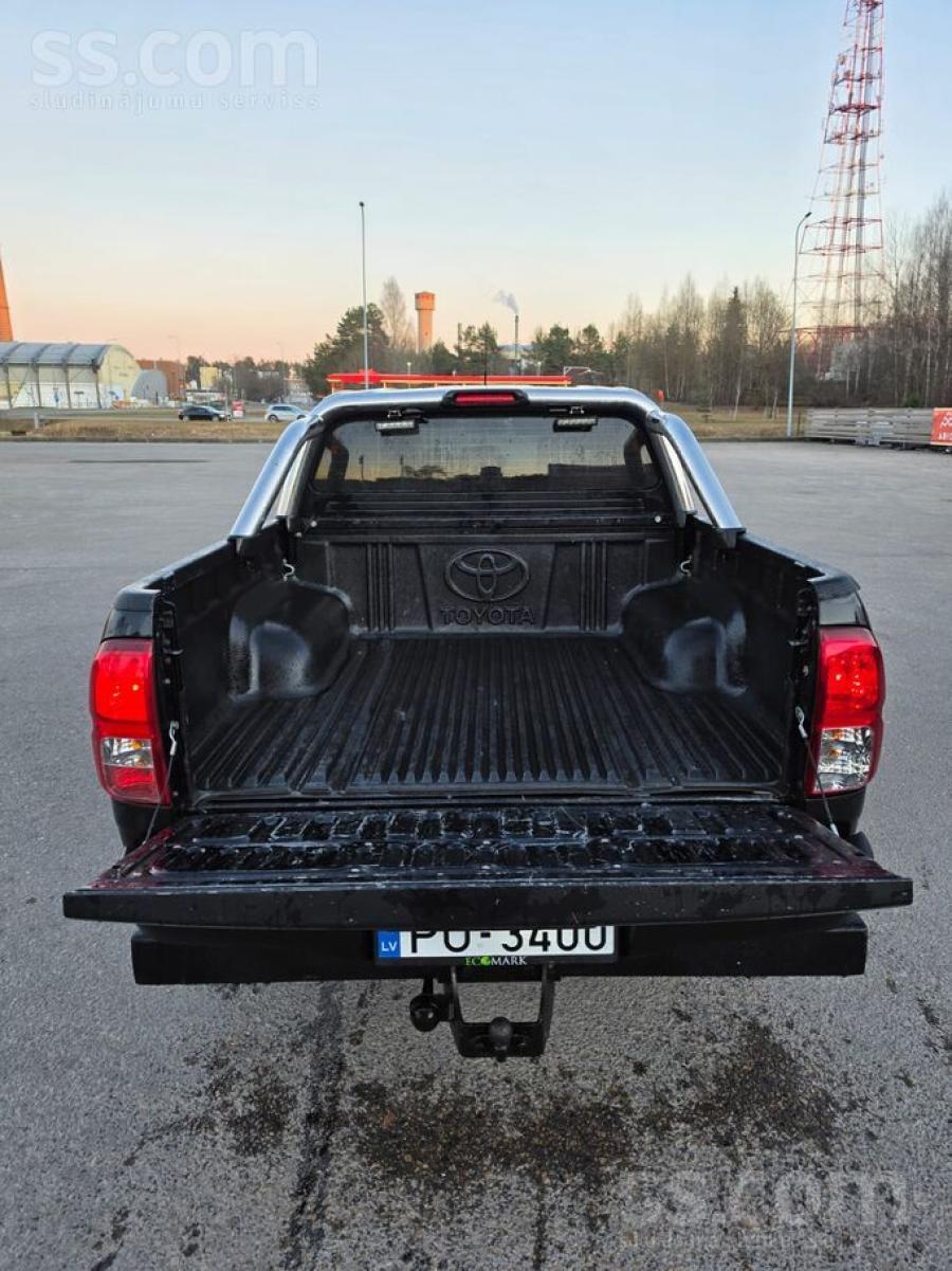 Melns Toyota Hilux 2017 Valmiera, ar dzinēja tilpumu 3.00 L un nobraukumu 131 tūkst. km par 22000 €, foto 5 vietnē AUTOMOTO.COM.LV