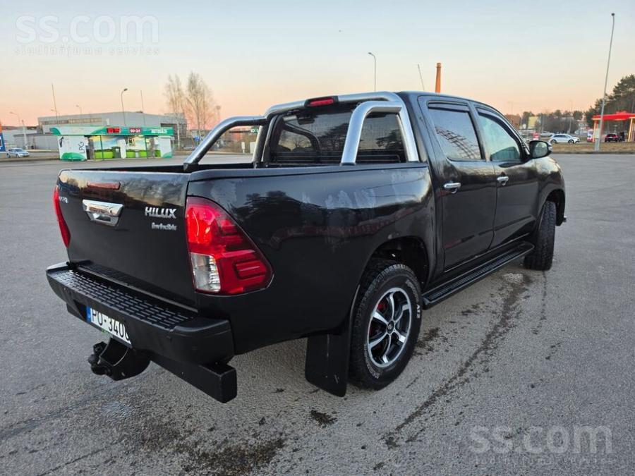Melns Toyota Hilux 2017 Valmiera, ar dzinēja tilpumu 3.00 L un nobraukumu 131 tūkst. km par 22000 €, foto 6 vietnē AUTOMOTO.COM.LV