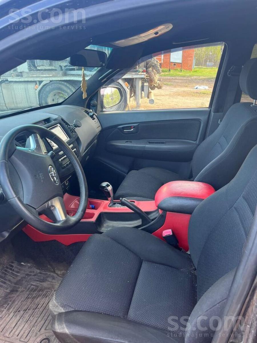 Melns Toyota Hilux 2017 Valmiera, ar dzinēja tilpumu 3.00 L un nobraukumu 131 tūkst. km par 22000 €, foto 10 vietnē AUTOMOTO.COM.LV