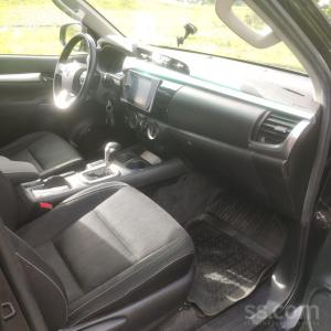 Black Toyota Hilux 2017 in Riga, with an engine capacity of 2.40 L and mileage of 155 thousand km for 20100 €, photo 5 on AUTOMOTO.COM.LV