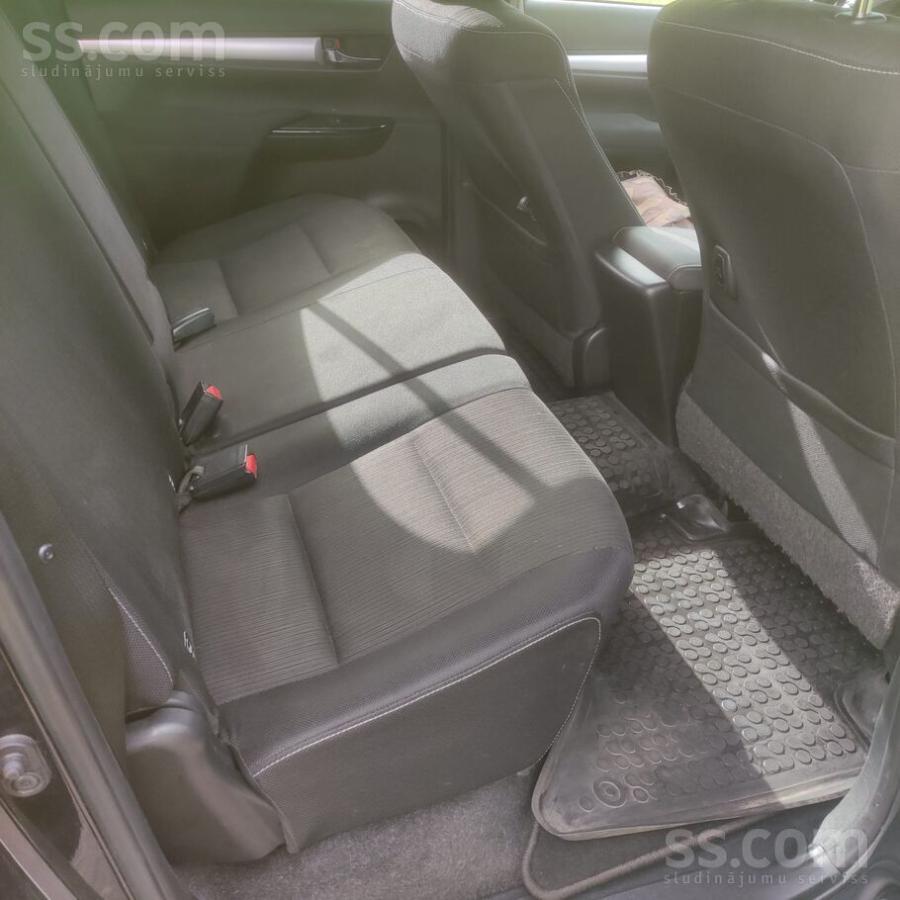 Black Toyota Hilux 2017 in Riga, with an engine capacity of 2.40 L and mileage of 155 thousand km for 20100 €, photo 6 on AUTOMOTO.COM.LV