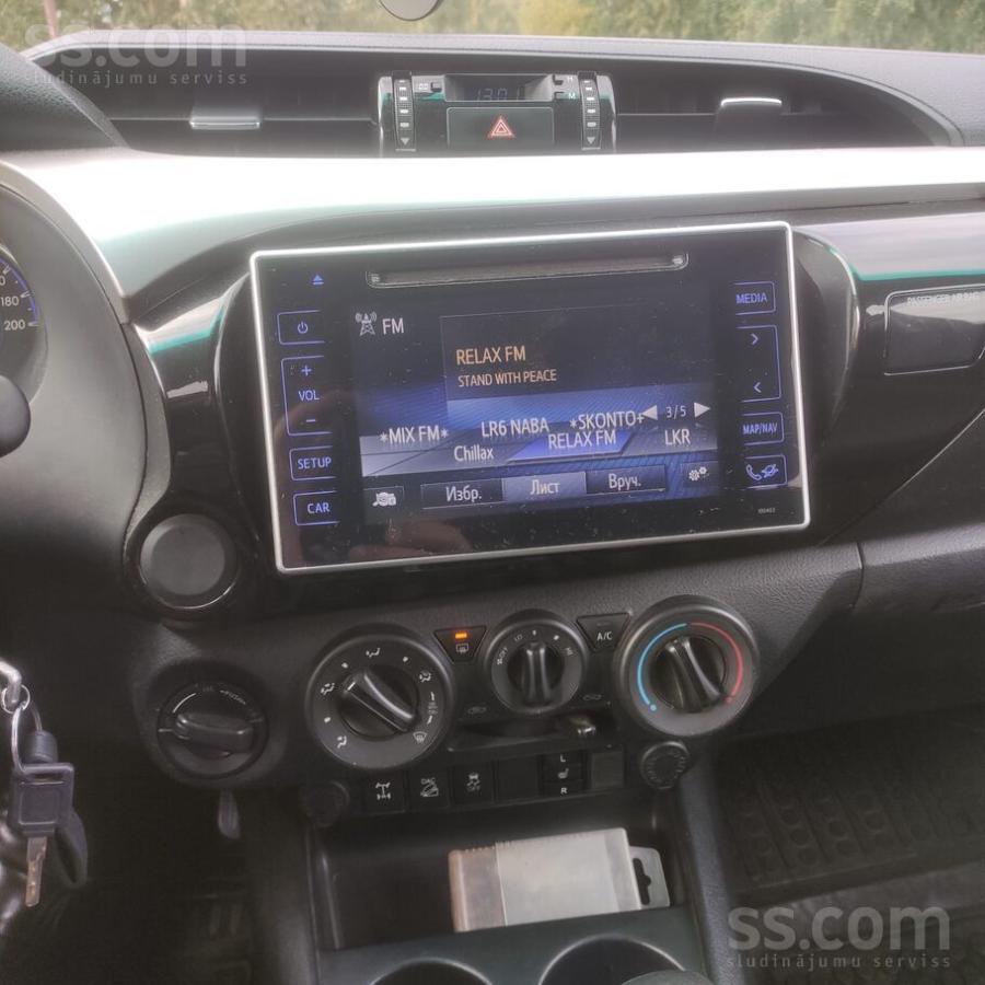 Black Toyota Hilux 2017 in Riga, with an engine capacity of 2.40 L and mileage of 155 thousand km for 20100 €, photo 7 on AUTOMOTO.COM.LV