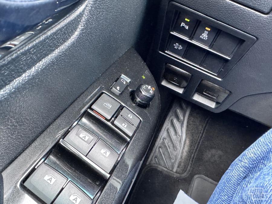 Melns Toyota Hilux 2021 Viļņa, ar dzinēja tilpumu 2.40 L un nobraukumu 121 tūkst. km par 36500 €, foto 24 vietnē AUTOMOTO.COM.LV