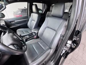 Melns Toyota Hilux 2021 Viļņa, ar dzinēja tilpumu 2.40 L un nobraukumu 121 tūkst. km par 36500 €, foto 33 vietnē AUTOMOTO.COM.LV