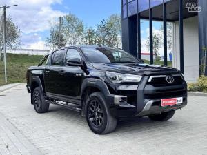 Melns Toyota Hilux 2021 Viļņa, ar dzinēja tilpumu 2.40 L un nobraukumu 121 tūkst. km par 33500 €, foto  vietnē AUTOMOTO.COM.LV