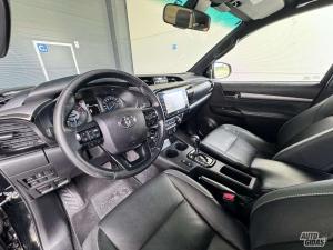 Melns Toyota Hilux 2021 Viļņa, ar dzinēja tilpumu 2.40 L un nobraukumu 121 tūkst. km par 33500 €, foto 30 vietnē AUTOMOTO.COM.LV