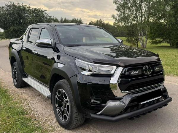 Melns Toyota Hilux 2021 Viļņa, ar dzinēja tilpumu 2.76 L un nobraukumu 108 tūkst. km par 38800 €, foto 1 vietnē AUTOMOTO.COM.LV
