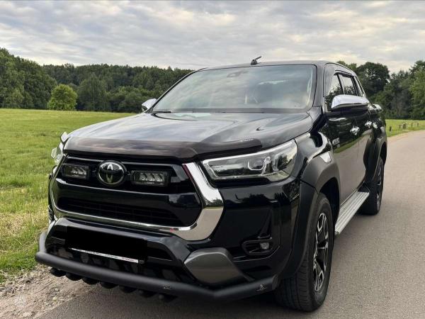 Melns Toyota Hilux 2021 Viļņa, ar dzinēja tilpumu 2.76 L un nobraukumu 108 tūkst. km par 38800 €, foto 2 vietnē AUTOMOTO.COM.LV
