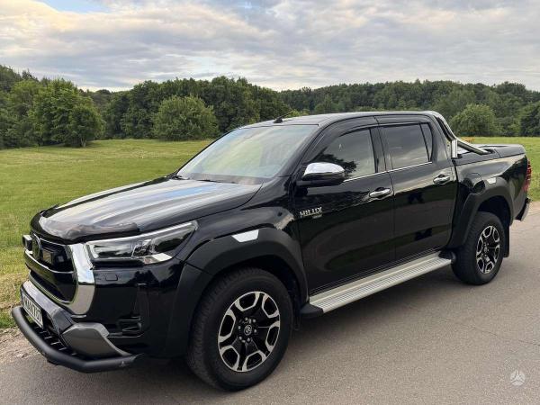 Melns Toyota Hilux 2021 Viļņa, ar dzinēja tilpumu 2.76 L un nobraukumu 108 tūkst. km par 38800 €, foto 4 vietnē AUTOMOTO.COM.LV