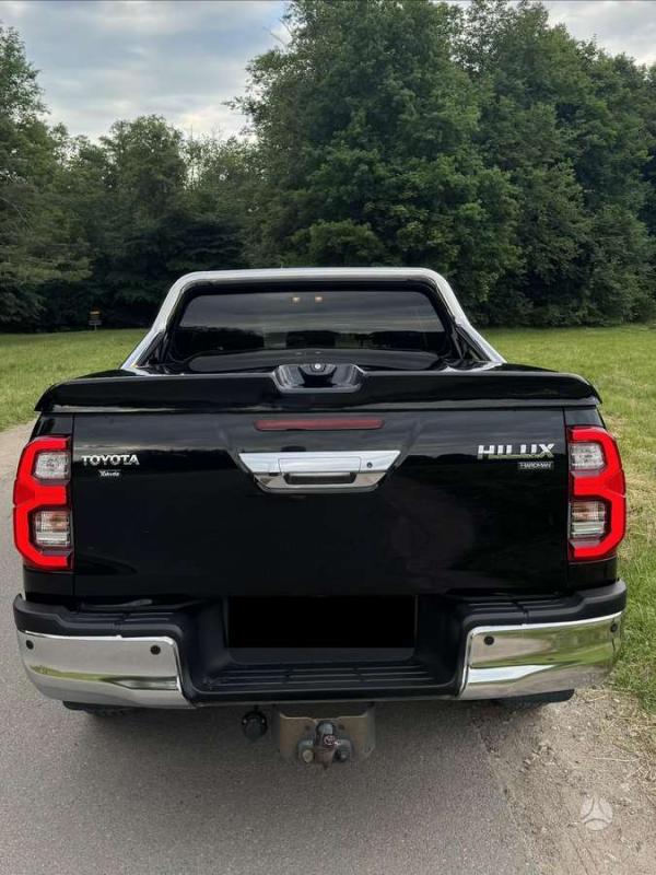 Melns Toyota Hilux 2021 Viļņa, ar dzinēja tilpumu 2.76 L un nobraukumu 108 tūkst. km par 38800 €, foto 6 vietnē AUTOMOTO.COM.LV