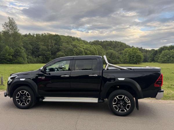 Melns Toyota Hilux 2021 Viļņa, ar dzinēja tilpumu 2.76 L un nobraukumu 108 tūkst. km par 38800 €, foto 7 vietnē AUTOMOTO.COM.LV