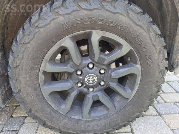 Black Toyota Hilux 2021 in Valmiera, with an engine capacity of 2.80 L and mileage of 207 thousand km for 37000 €, photo 8 on AUTOMOTO.COM.LV