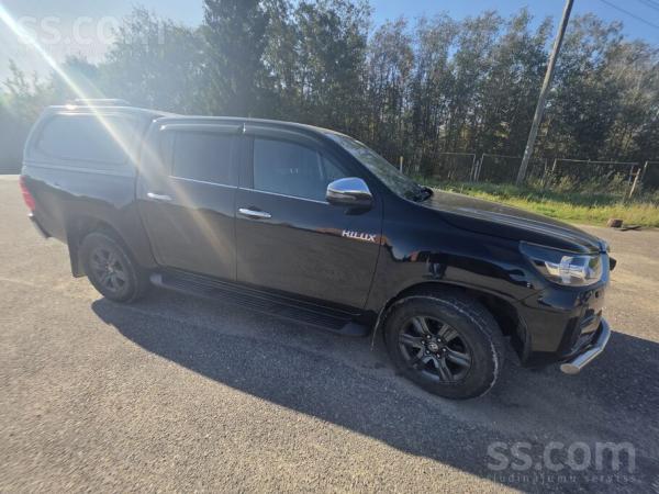 Melns Toyota Hilux 2021 Alūksne, ar dzinēja tilpumu 2.80 L un nobraukumu 132 tūkst. km par 32500 €, foto 5 vietnē AUTOMOTO.COM.LV