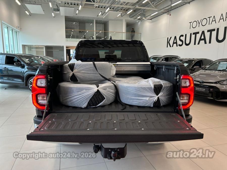 Black Toyota Hilux 2022 in Parnu, with an engine capacity of 2.80 L and mileage of 98 thousand km for 40990 €, photo 12 on AUTOMOTO.COM.LV