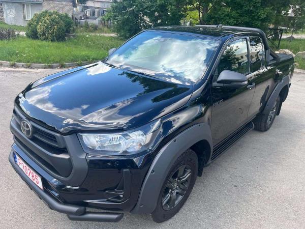 Black Toyota Hilux 2022 in Siauliai, with an engine capacity of 2.80 L and mileage of 94 thousand km for 30000 €, photo 3 on AUTOMOTO.COM.LV