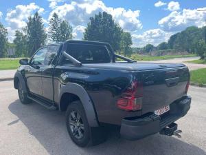 Black Toyota Hilux 2022 in Siauliai, with an engine capacity of 2.80 L and mileage of 94 thousand km for 30000 €, photo 5 on AUTOMOTO.COM.LV