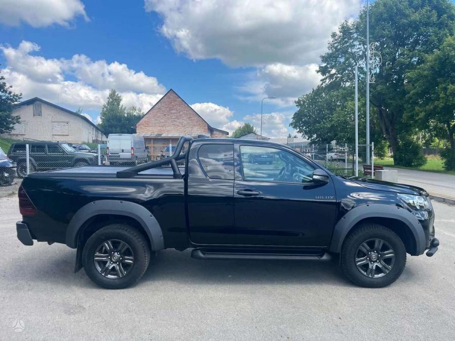 Black Toyota Hilux 2022 in Siauliai, with an engine capacity of 2.80 L and mileage of 94 thousand km for 30000 €, photo 8 on AUTOMOTO.COM.LV