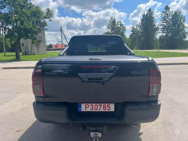 Black Toyota Hilux 2022 in Siauliai, with an engine capacity of 2.80 L and mileage of 94 thousand km for 30000 €, photo 9 on AUTOMOTO.COM.LV