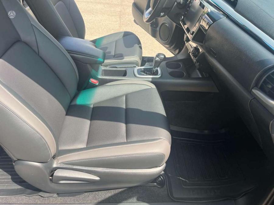 Black Toyota Hilux 2022 in Siauliai, with an engine capacity of 2.80 L and mileage of 94 thousand km for 30000 €, photo 15 on AUTOMOTO.COM.LV